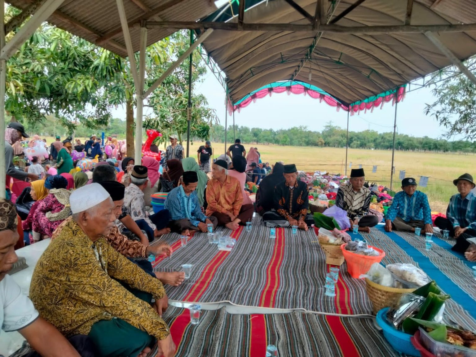 Melihat Adat Sedekah Bumi Desa Jatisawit Lor Berbeda pada Umumnya - Website Kabupaten Indramayu